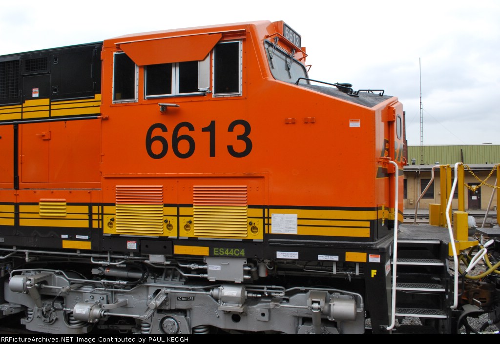 BNSF 6613 close up and you see the extra two air cylinders between axle 1 and 3.